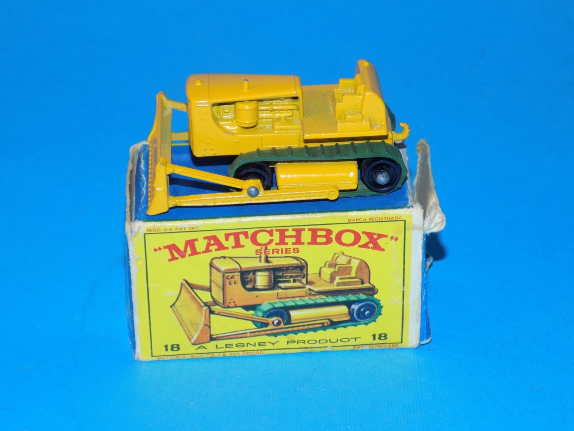 Matchbox No. 18 - Caterpillar Buldozer