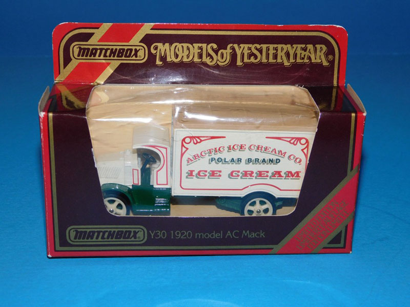 Matchbox Y-30 - 1920 model AC Mack "Ice Cream"